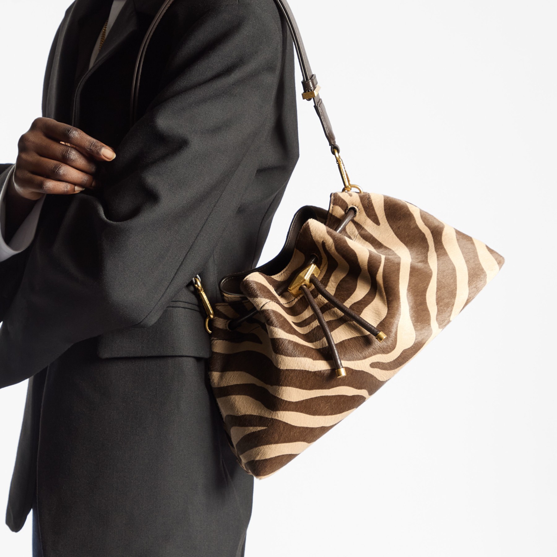 Cinch M | Bag aus Ponyfell in Natur mit Zebra-Print | JIMMY CHOO