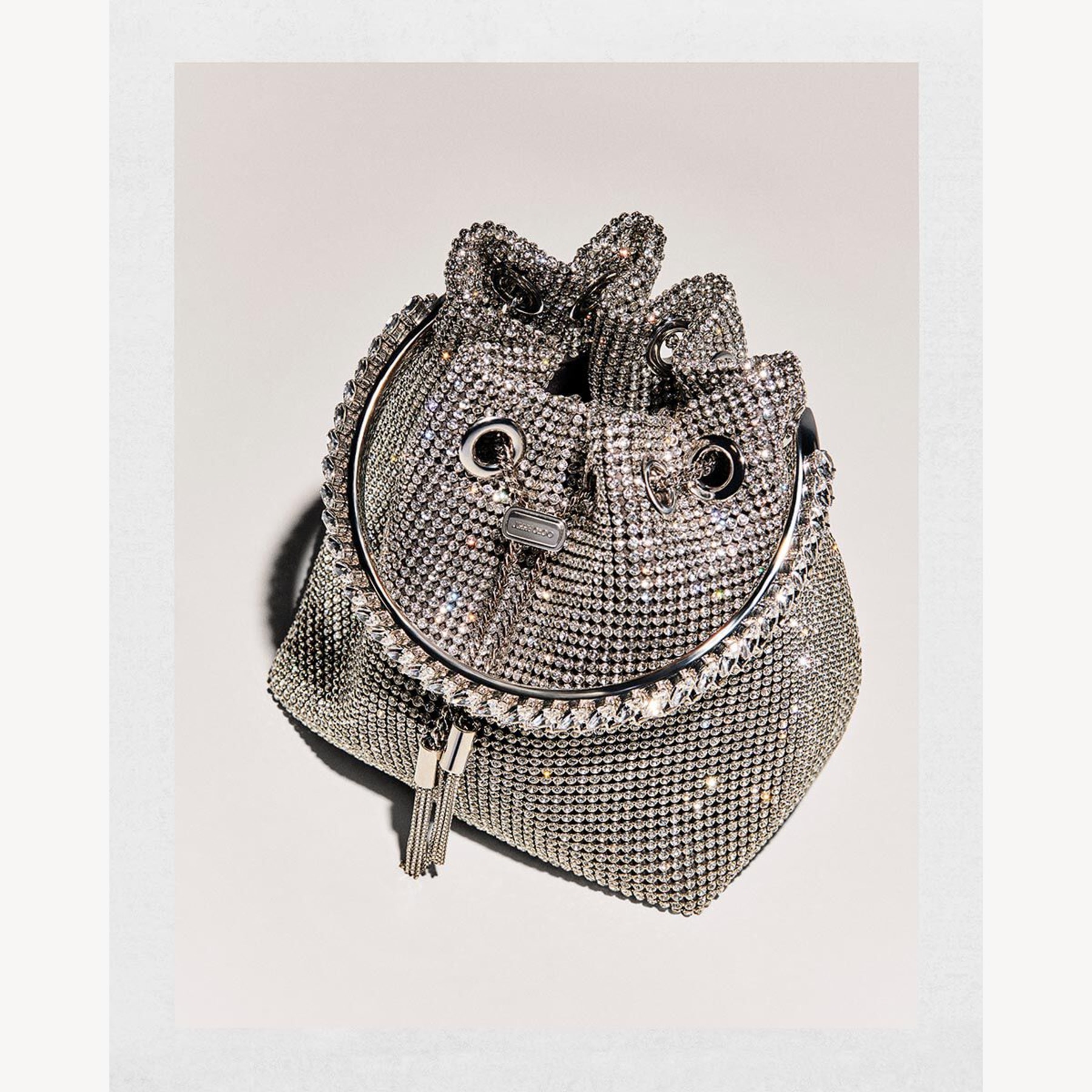 Sac en résille de satin argenté avec cristaux et anse ornée de cristaux ...