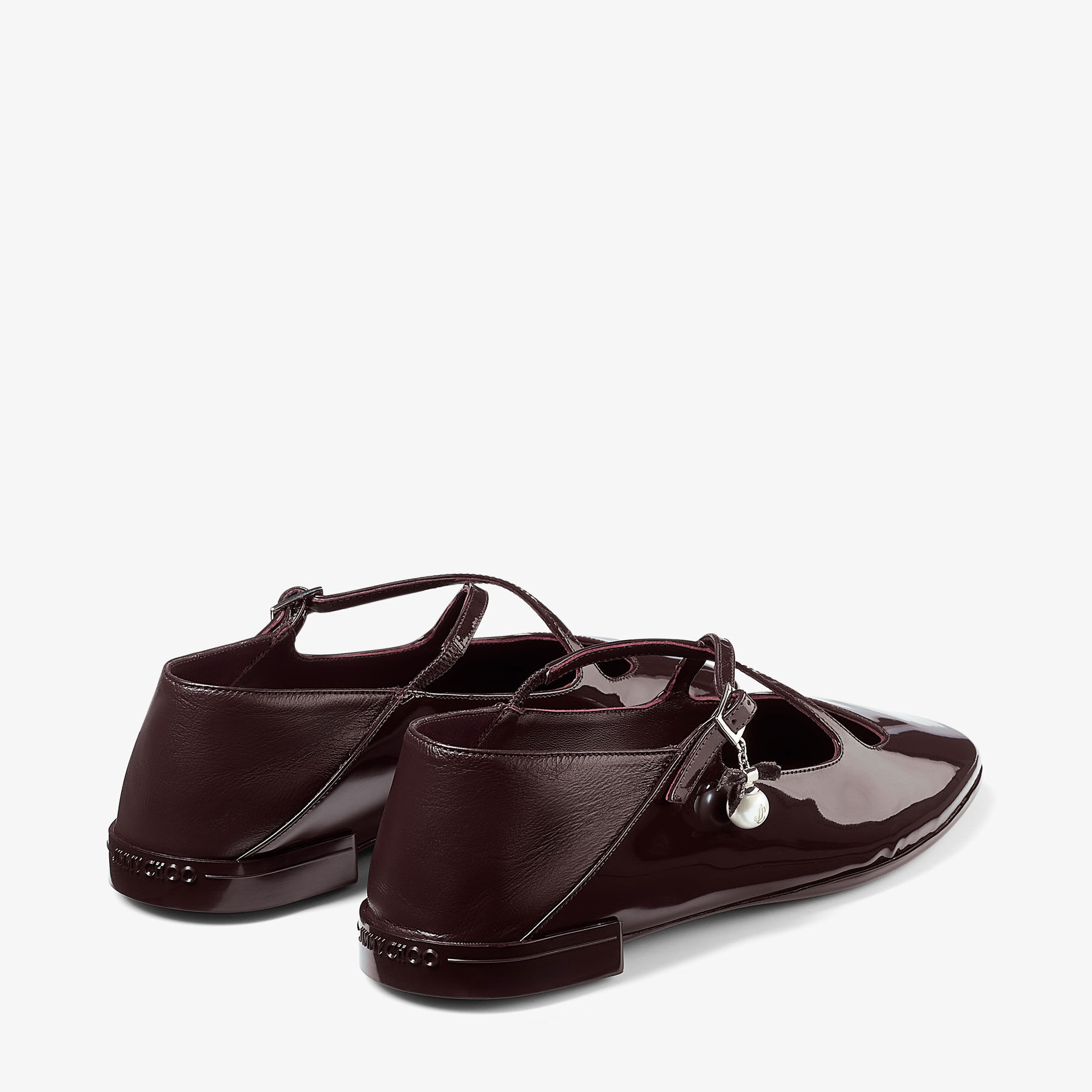 Eleri Ballerina C | Bailarinas en charol de color borgoña intenso con colgante de perla | JIMMY CHOO