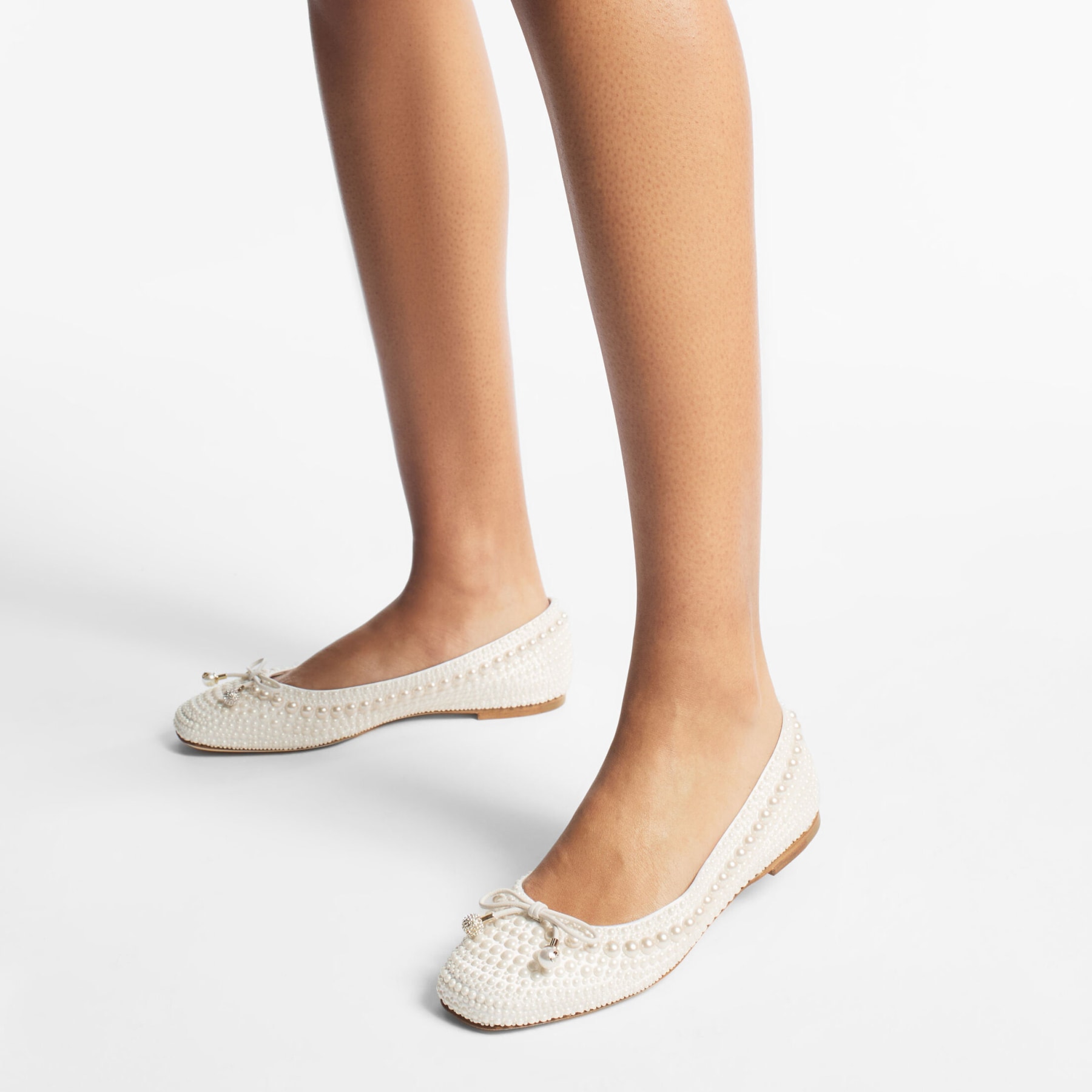 Elme Flat | Weiße Satin-Ballerinas mit Perlen | JIMMY CHOO