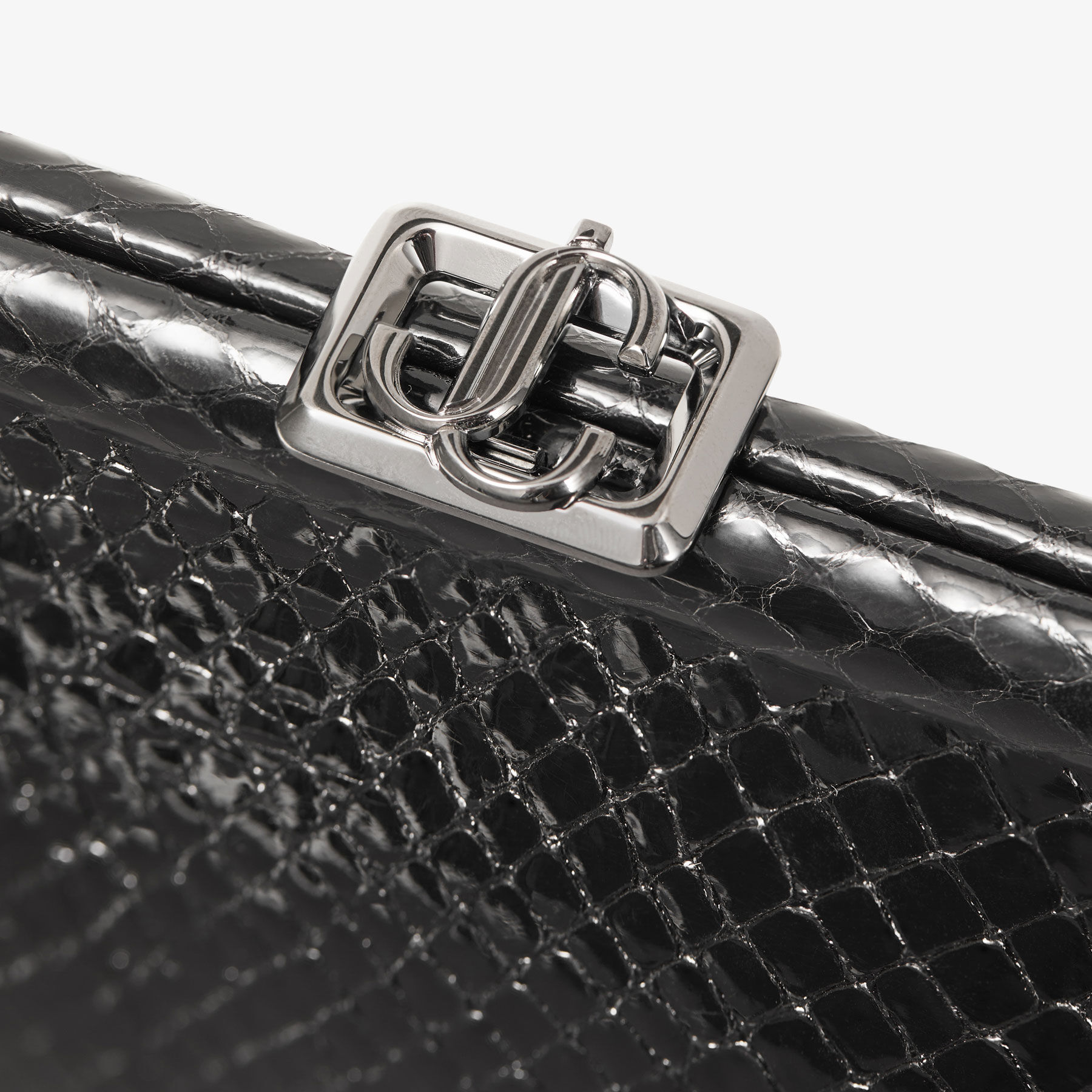 스카일라 | 스퀘어 JC 클래스프 디테일 블랙 샤이니 스네이크 프린트 가죽 클러치 | JIMMY CHOO